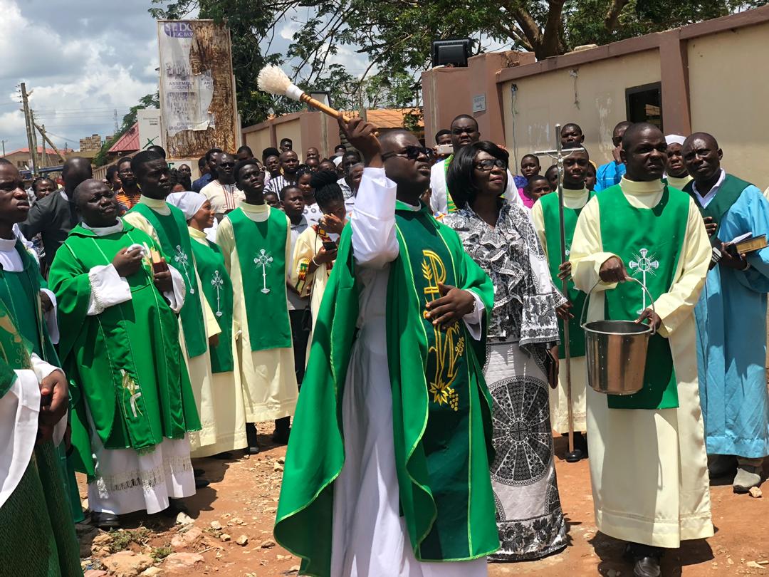 Peprah family donates signage to Taifa Church - Radio Angelus